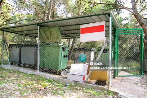 쓰레기 컨테이너 울타리 케이지 질서 온 거 야 쓰레기 캔 별도 가비지 수집에 대 한 환경 친화적인 쓰레기 녹색 컨테이너 및 탱크 생태학입니다 환경 보호입니다 0명에 대한