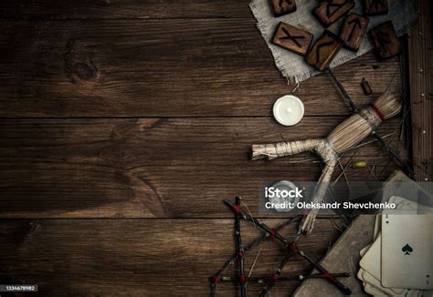 마녀 물건 여러 팅크 병 마른 건강한 허브의 무리 고대 의식 책 부적 양초 룬 닭 발 약용 및 마법의 허브자루 무당에 대한 스톡 사진 및 기타 이미지 Istock