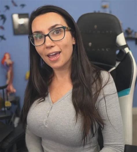 cute nerd streaming r 2busty2hide