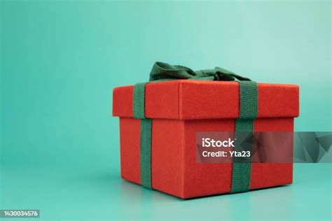 재활용 크리스마스 선물 상자 생태 및 환경 보호 바이오 판지 재사용 에코 패키지 계절에 대한 스톡 사진 및 기타 이미지 계절 놀라움 배경 주제 Istock