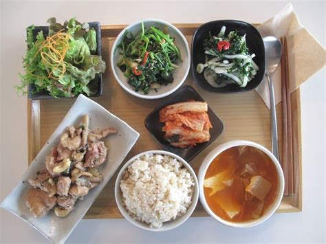 11월6일 목요일 그때그때밥상 입니다 잘익은 김치로 끓인 돼지고기 듬뿍 김치찌개영양까지 생각한 닭다리살 캐슈넛 볶음 새콤한