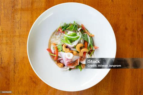 베미첼리 매운 샐러드와 해산물 캐슈를 나무 테이블에 흰색 접시에 담아 보냅니다 고급 요리에 대한 스톡 사진 및 기타 이미지 고급 요리 그릇 레스토랑 Istock