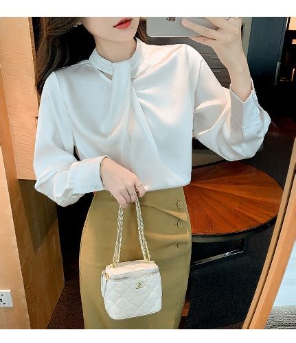 조이얼랏 핀턱 꼬임 홀터넥 스카프느낌 긴팔 새틴 실크 셔츠 블라우스 세미 정장 캐주얼 사이드 버튼 일자핏 롱 스커트 치마 출근룩 정장룩 수트 별도구매 봄 가을 간절기