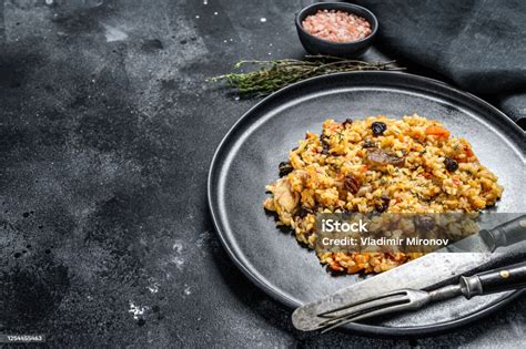 큰 접시에 쇠고기 양고기 닭고기로 만든 우즈베키스탄 필라프 어두운 배경 맨 위 보기입니다 복사 공간 건강한 식생활에 대한 스톡 사진 및 기타 이미지 Istock