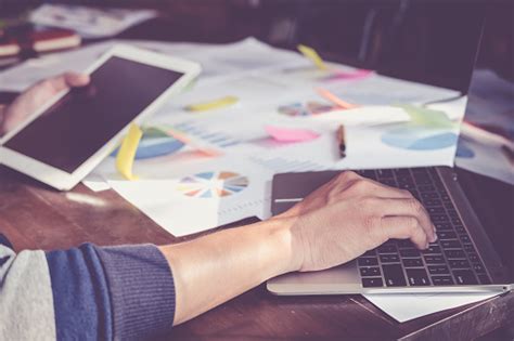 아시아 비즈니스 사람들이 새로운 시작과 함께 회의 프로젝트 포인팅 그래프 토론과 분석 데이터 차트 및 그래프 비즈니스 재정 및 회계 개념 디지털 화면에 대한 스톡 사진 및