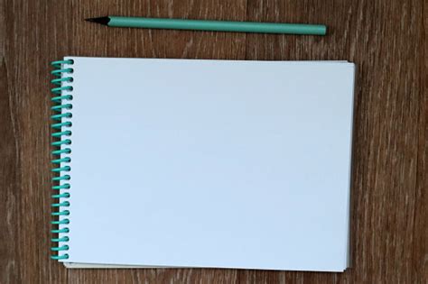 나무 배경에 파란색 연필흰색 나선형 메모장의 열린 빈 빈 페이지의 모형 텍스트의 공간을 복사합니다 0명에 대한 스톡 사진 및 기타 이미지 Istock