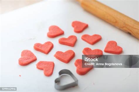 빨간 마음의 형태로 발렌타인 데이쿠키를 만들기위한 붉은 염료와 쇼트 크러스트 페이스트리 가루 설탕에 대한 스톡 사진 및 기타 이미지 가루 설탕 굴리기 금속 Istock