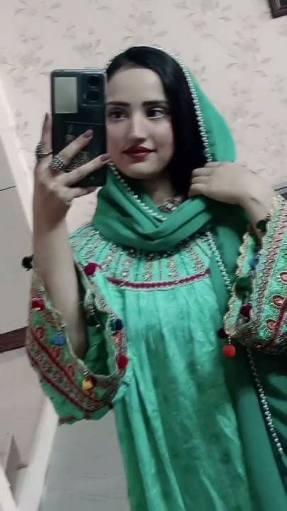 اماده گی ماه نور برای رفتن به محفل خانه گی در ایران شیرینی خوری