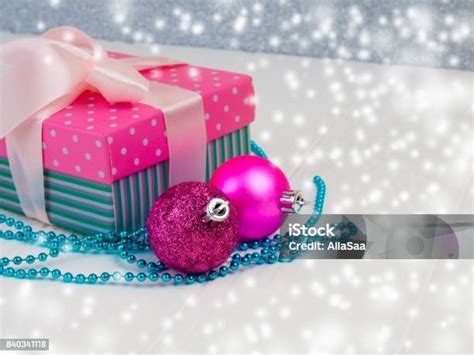 부드러운 핑크 새로운 크리스마스 선물 좋은 리본 Bowknot 흰색 나무 배경 텍스트 선물의 개념에 대 한 공간을 복사 휴일 선물 눈 효과 추가 Fete에 대한 스톡 사진