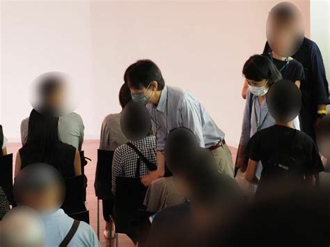 写真 3ページ目〈悠仁さま文化祭に秋篠宮ご夫妻も登場〉「ヒサヒトtシャツ」でベビーカステラを頬張り悠仁さま17歳の青春――2023年