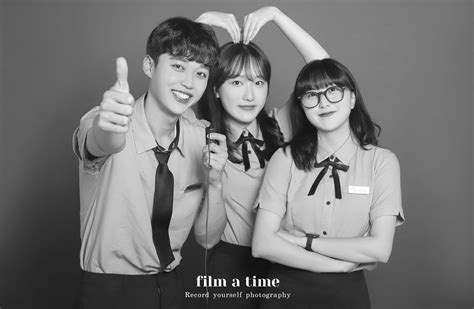 필름어타임 필름어타임리터칭 정형화된 포즈보다 이렇게 우리만의 분위기로 그저 촬영하는 과정 자체를 Facebook