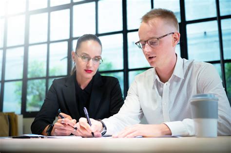 사업가와 사업가 회의 프로젝트 계획 기업 두 명의 비즈니스 사람들이 작업에 대해 논의합니다 계획에 대한 스톡 사진 및 기타 이미지 Istock