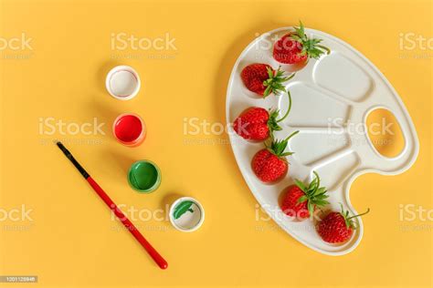 복사 공간이있는 노란색 배경에 예술적인 팔레트 브러시 및 구아슈에 빨간 잘 익은 딸기 창조적 인 컨셉여름 색상 페인트 디자인 엽서 초대를위한 상단보기 플랫 레이 템플릿 5