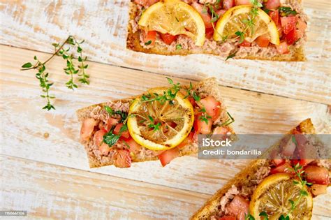 나무 배경에 참치와 토마토와 전채 브루스 케 타 이탈리아 요리를 제공 합니다 맛 있는 이탈리안 안티 파스 티 Crostini 복사 공간 평면도 0명에 대한 스톡 사진 및