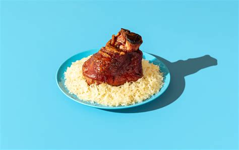 파란색 테이블에 소금에 절인 양배추 미니멀리스트와 함께 구운 돼지 고기 너클 맥주에 대한 스톡 사진 및 기타 이미지 맥주 파란색 배경 돼지고기호크 Istock