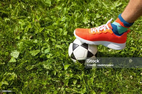 축구공의 수평 이미지와 플레이어의 발이 그것을 만지고 Championship에 대한 스톡 사진 및 기타 이미지 Championship Soccer Tournament