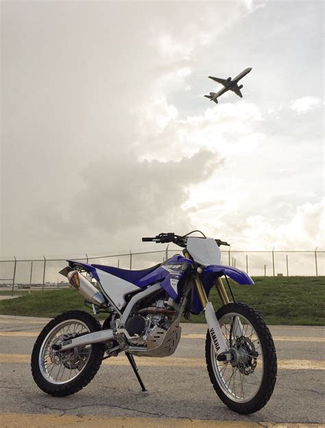 Airport Hangs Scrolller