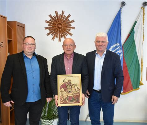 Кметът на община Чепеларе Боран Хаджиев директорът на Спортно училище „Олимпийски надежди