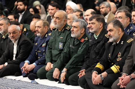 [who] ‘벙커로 도망친 신의 대리인 35년 철권통치 몰락 앞둔 이란 하메네이