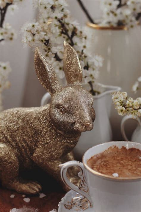 계절 계절별 디자인 고요함 고전적인 스타일 골드 트림 꽃 꽃꽂이 꽃병 도기 도자기 컵 러스틱 미술 작품 봄 봄 장식 부활절 브런치 빈티지