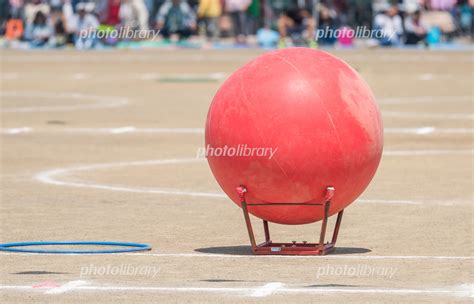 運動会 大玉転がし 写真素材 [ 6406271 ] フォトライブラリー Photolibrary
