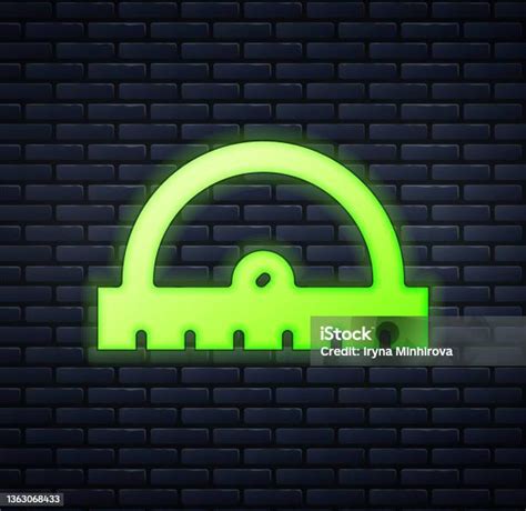 벽돌 벽 배경에 격리 된 도 아이콘을 측정하기위한 빛나는 네온 Protractor 그리드 기울기 각도 미터 측정 도구 기하학적