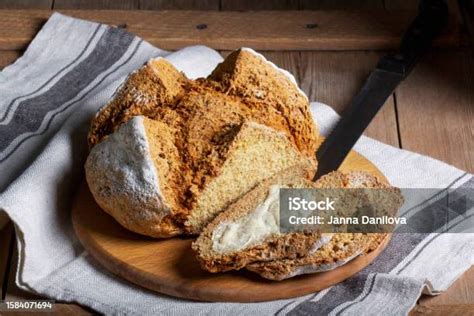 통곡물과 호밀 가루로 만든 아일랜드 전통 소다 빵을 나무 테이블에 올려 놓았다 소박한 스타일 가정 생활에 대한 스톡 사진 및 기타 이미지 Istock