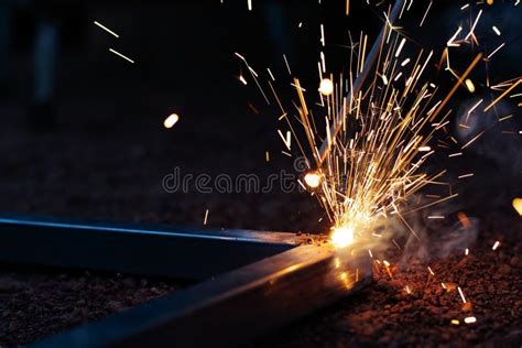 Luz De La Chispa Con Proceso De Soldadura Con El Metal Azul Del Tubo Y