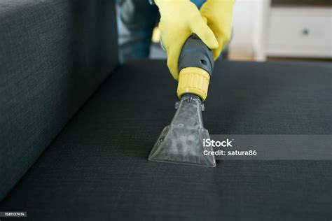 보호용 고무 장갑을 낀 남자는 진공 청소기로 전문적으로 추출 방법으로 소파를 청소합니다 이른 봄 정기 청소 상업용 청소 회사 개념 0명에 대한 스톡 사진 및 기타 이미지
