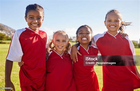 소녀 축구 단체 초상화와 미소를 짓는 필드 스포츠 훈련을 위한 팀 빌딩 행복과 연대 여자 아이들 스포츠의 다양성 친구들과의 행복 팀워크 축구 학습 아이에 대한 스톡 사진 및