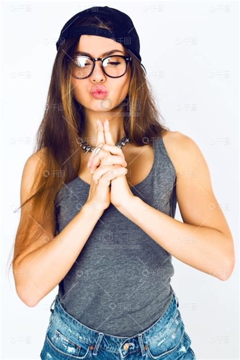 年轻高清图片 生活方式工作室肖像：年轻厚脸皮、活泼的女孩玩得开心，模仿枪 生活方式免费下载 格式 417像素 编号53706870 千图网