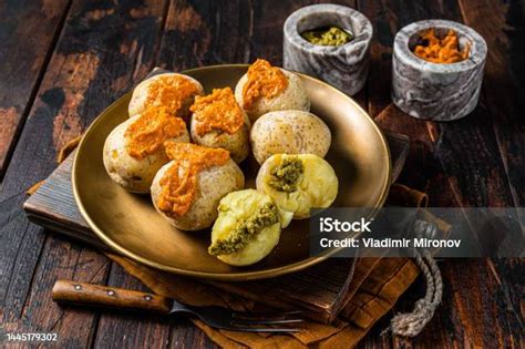 카나리아 제도 요리 Papas Arrugadas는 짭짤한 감자와 모조 피콘 레드 매운 소스를 뿌립니다 나무 배경 위쪽 보기 감자 요리에 대한 스톡 사진 및 기타 이미지