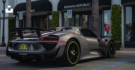 건물 근처에 주차된 검은색 포르쉐 911 사진 Unsplash의 무료 회색 이미지