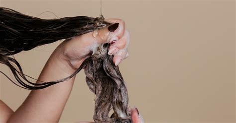 한 여성이 헤어 드라이어로 머리를 말리고 있습니다 사진 Unsplash의 웰빙 이미지