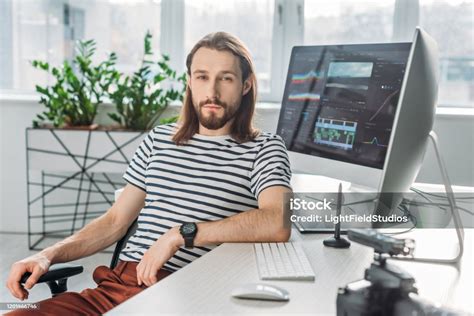 컴퓨터 모니터 근처에 앉아 잘 생긴 수염 편집기의 선택적 초점 그래픽 디자이너에 대한 스톡 사진 및 기타 이미지 그래픽 디자이너 백인종 사람들 Istock