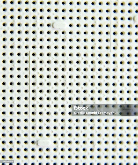 컴퓨터 의 프로세서 아래 의 소켓 접지의 발 아래 구멍 전기 부품이 있는 전자 보드 컴퓨터 장비의 전자 제품 Cpu에 대한 스톡