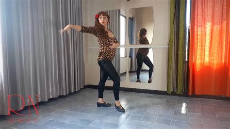 Flamenco горячий испанский танец Regina Noir танцует в балетном классе Гитарная музыка