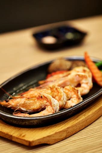 일본 해산물입니다 철 팬에 나무 꼬치에 허브와 함께 매운 새우 튀김 갑각류에 대한 스톡 사진 및 기타 이미지 갑각류 굽기