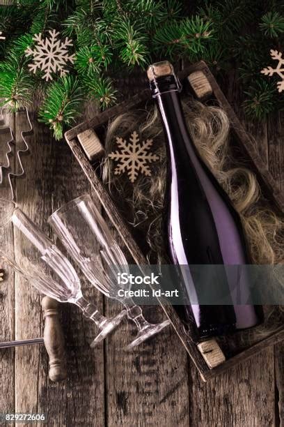 샴페인과 크리스마스와 새 해 축 하입니다 새 해 휴일 테이블 장식 나무 테이블에 두 개의 샴페인 유리 12월 31일에 대한 스톡 사진 및 기타 이미지 Istock