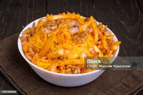 어두운 나무 테이블에 그릇에 베이컨과 치즈를 곁들인 프렌치 프라이 감자 요리에 대한 스톡 사진 및 기타 이미지 감자 요리 감자튀김 건강에 좋지 않은 음식 Istock