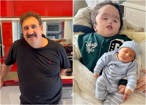 Ratinho Apresenta O Neto Recém Nascido Família Aumentou De Novo