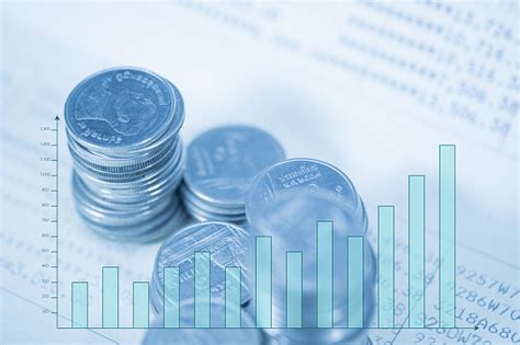 동전 및 계정 책 또는 얕은 초점 비즈니스 금융 개념 금융 금융 그래프와 신용 카드의 더미의 이중 노출 0명에 대한 스톡 사진