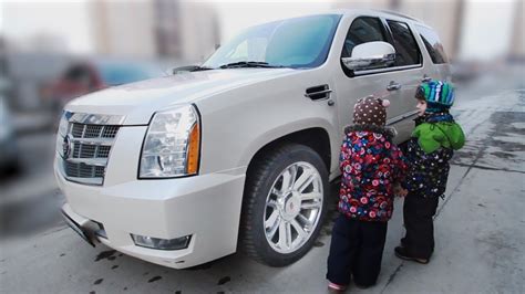 Дети и машина Мальчик едет покупать Кадиллак Эскалейд МанкиТайм Youtube