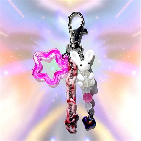 르세라핌 허윤진 착용 Alice In Wonderland 핑크 토끼 키치 키링 에이블리