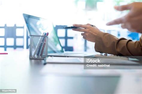 사업가와 사업가는 사무실에서 노트북과 테이블에 클리핑 경로 사업가와 사업가 작업 흰색 컴퓨터 화면사무실에서 노트북과 함께