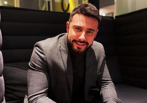 Robert Berisha Publikon Foton E Rrallë Në Krahët E Partneres Tetova Sot