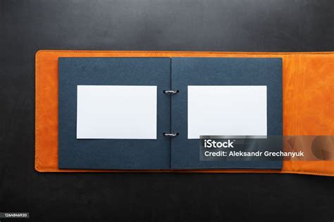 사진 촬영을위한 빈 공간이있는 사진 앨범 검은 종이에 흰색 프레임 앨범 커버는 블랙 백면에 브라운 핸드메이드 정품 가죽으로