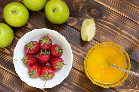 여름 수확 배경의 휴일입니다 흰색 그릇에 빨간 딸기와 복사 공간이어두운 나무 테이블에 전체 사과 0명에 대한 스톡 사진 및 기타 이미지 Istock