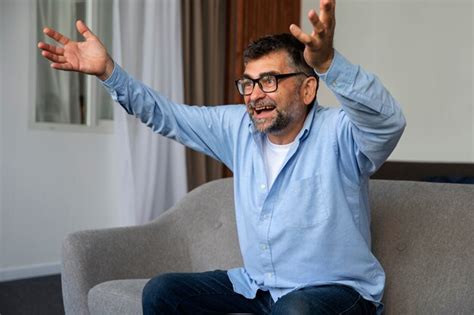 Люди смотрят новости по телевизору Бесплатно Фото