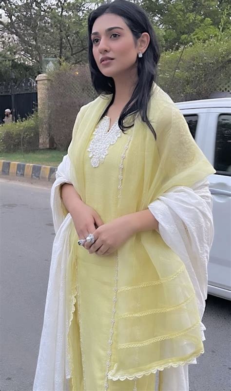 Pin By Dunkel Leben On Wmvac Sarah Khan سارہ خان Pakistani Actress Women Stylish